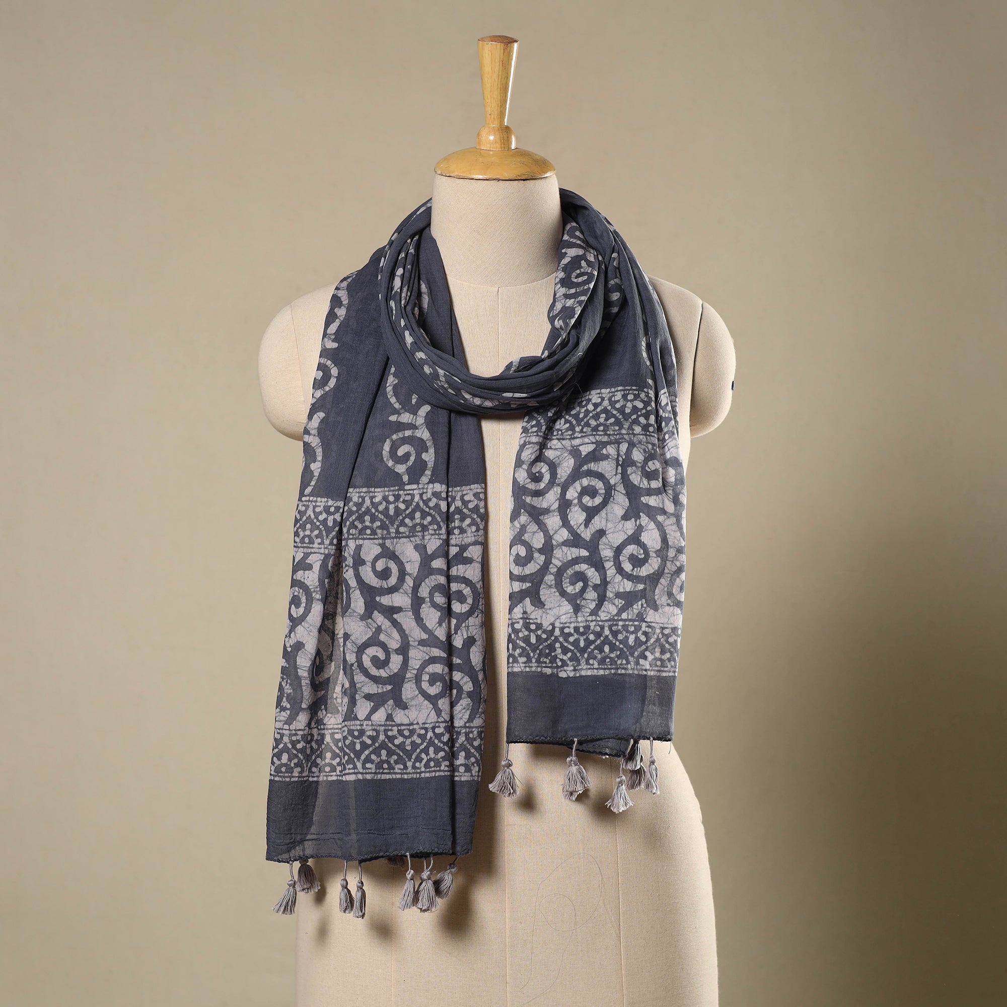 Buy Grey Mul Cotton Hand Batik Print Stole with Tassels – iTokri आई.टोकरी