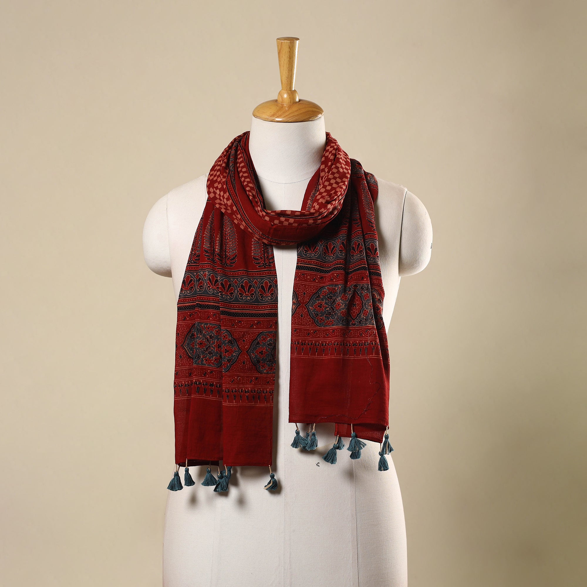 Buy Block Print Mul Cotton Ajrakh Stole With Tassels – iTokri आई.टोकरी