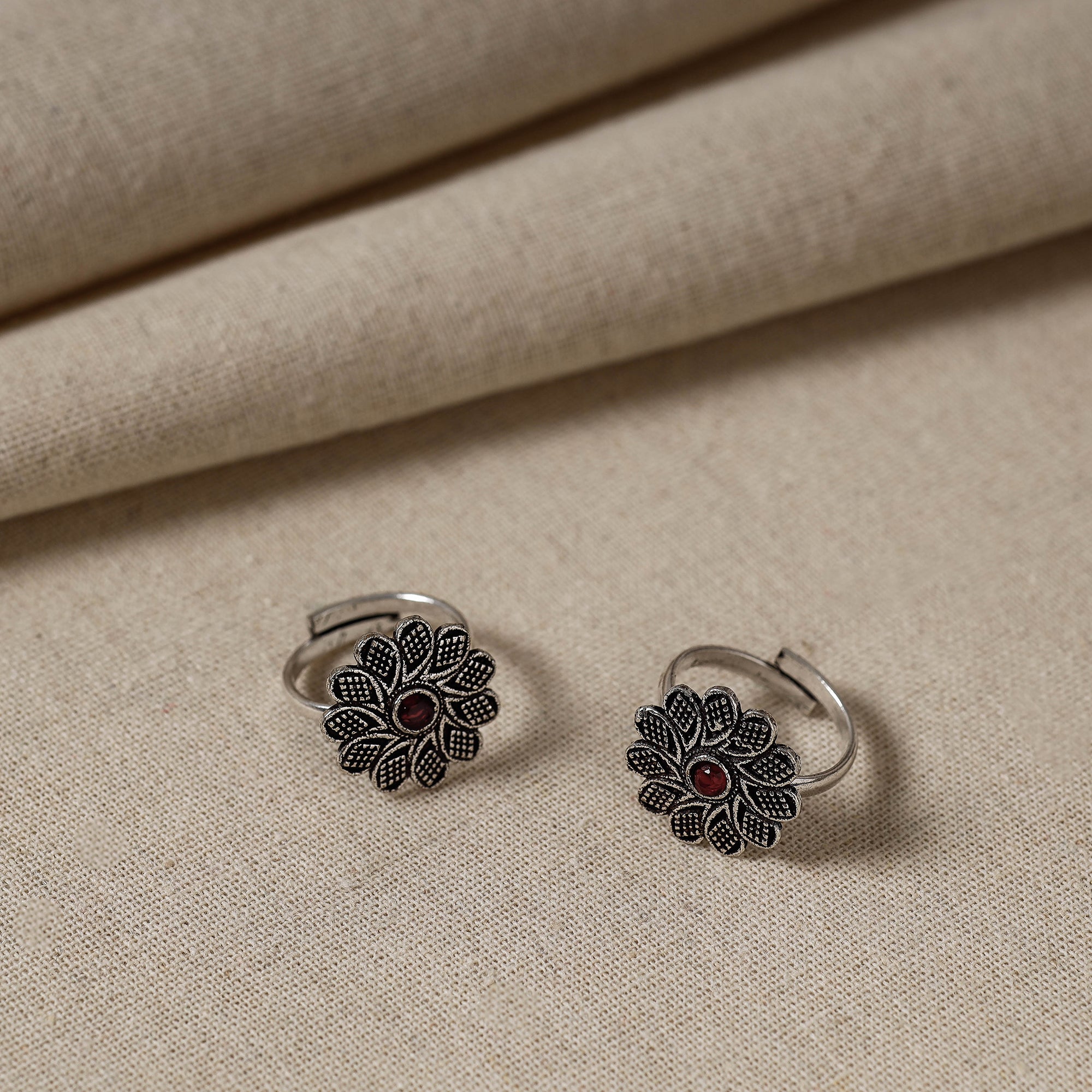 Grey Antique Silver Finish Oxidised Brass Base Toe Ring (Adjustable)