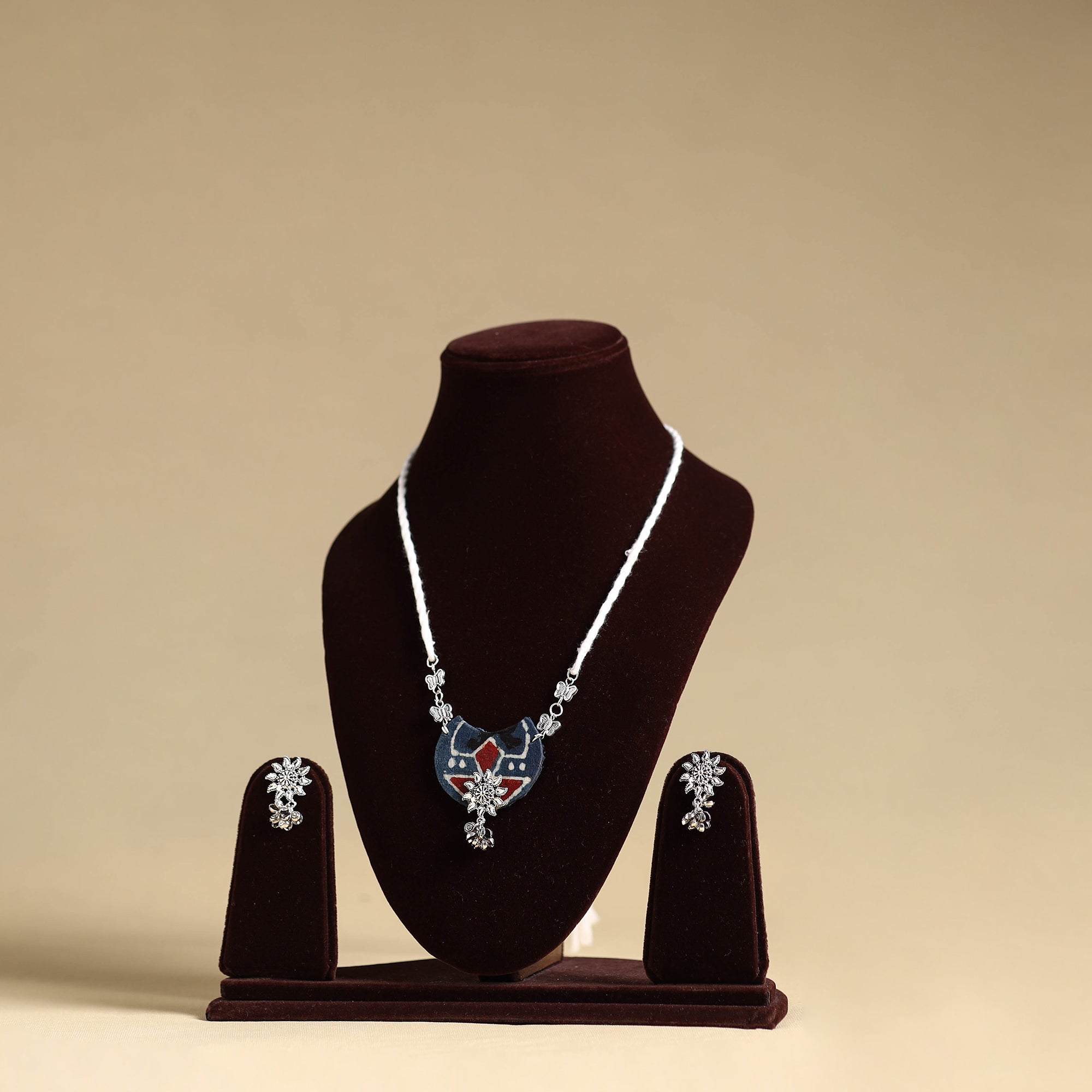 White Handmade Fabart GS Necklace Set